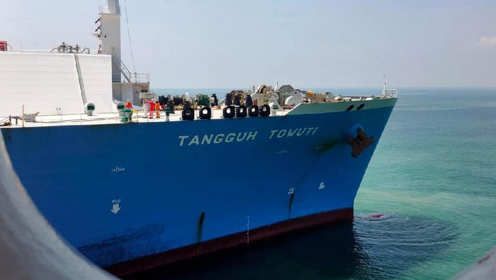 Kapal FSRU Jawa Satu Terima Kargo LNG dari Kapal LNGC Tangguh Towuti
