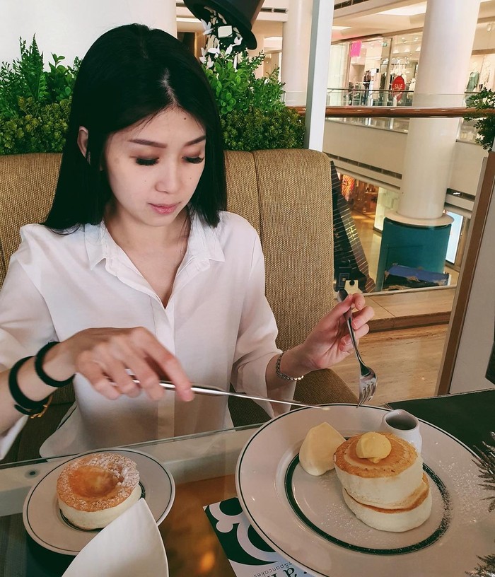 Novita Condro, Istri Kapten Vincent Raditya Saat Menikmati Makanan Enak