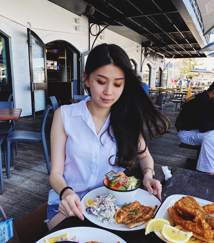 Novita Condro, Istri Kapten Vincent Raditya Saat Menikmati Makanan Enak