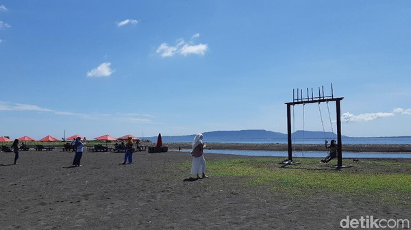 Ngabuburit di Pantai Boom Banyuwangi, Makin Gelap Makin Sparkling
