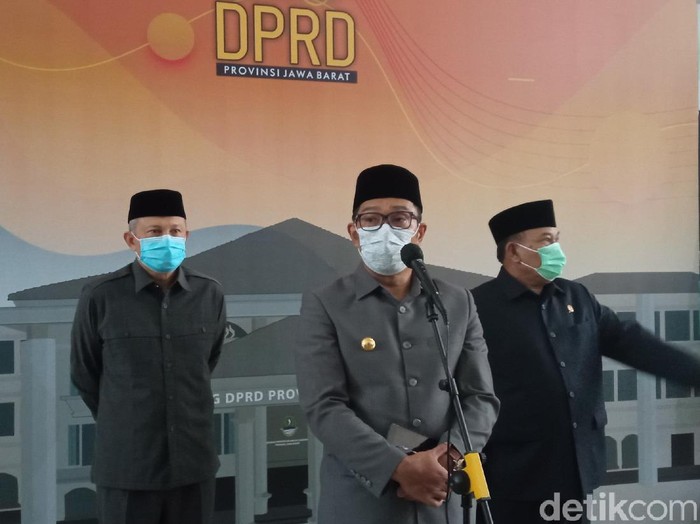 Respons Ridwan Kamil soal Kepala Daerah Dapat THR Respons Ridwan Kamil soal Kepala Daerah Dapat THR