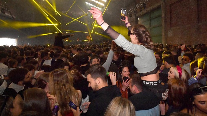 Foto: Ribuan Warga Liverpool Asik Dugem Bareng Tanpa Masker