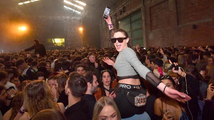 Foto: Ribuan Warga Liverpool Asik Dugem Bareng Tanpa Masker