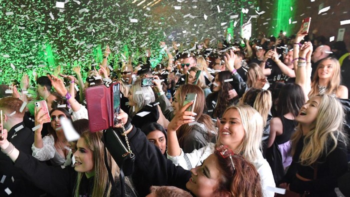 Foto: Ribuan Warga Liverpool Asik Dugem Bareng Tanpa Masker