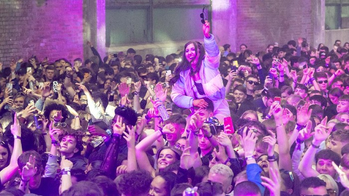 Foto: Ribuan Warga Liverpool Asik Dugem Bareng Tanpa Masker