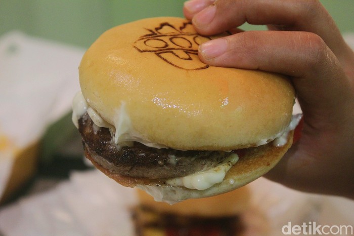 Cicip Burger Traffic Bun Fadil Jaidi yang Antreannya Panjang
