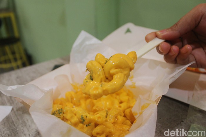 Cicip Burger Traffic Bun Fadil Jaidi yang Antreannya Panjang