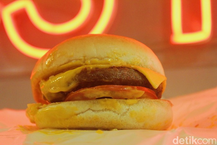 Cicip Burger Traffic Bun Fadil Jaidi yang Antreannya Panjang