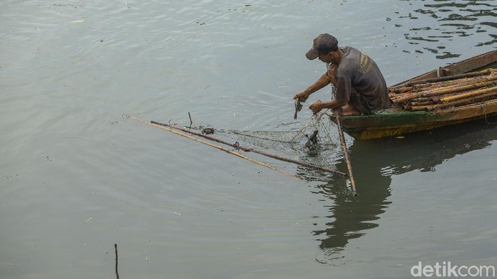 Mencari Ikan di Sungai Keruh Jakarta Mencari Ikan di Sungai Keruh Jakarta