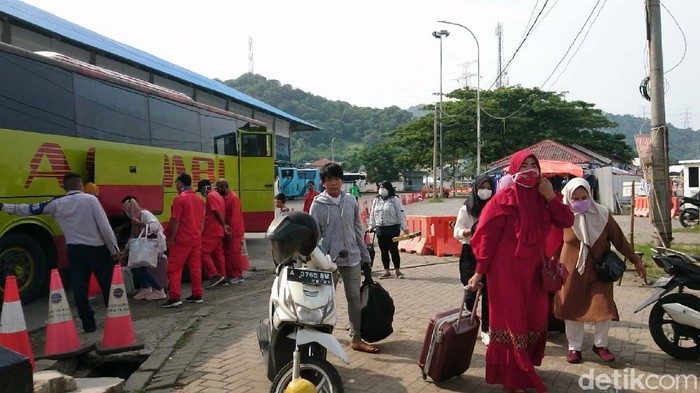 Terminal Bus Merak Sepi Penumpang Jelang Larangan Mudik