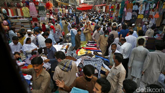 Jelang Lockdown Warga Pakistan Serbu Pasar