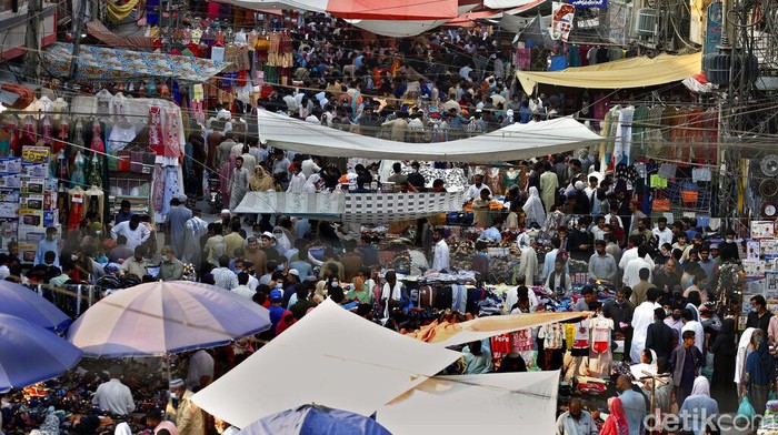 Jelang Lockdown Warga Pakistan Serbu Pasar