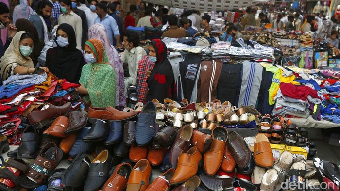Jelang Lockdown Warga Pakistan Serbu Pasar