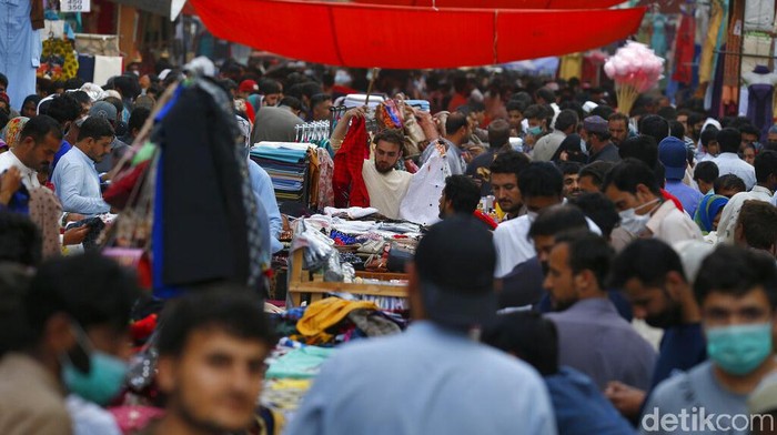 Jelang Lockdown Warga Pakistan Serbu Pasar