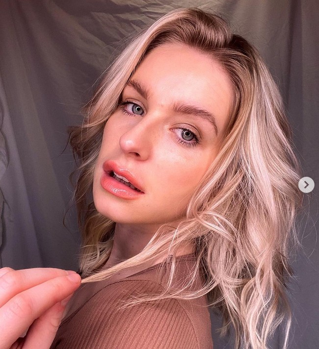 8 Potret Model Jess Davies yang Fotonya Tanpa Busana Tersebar di Internet