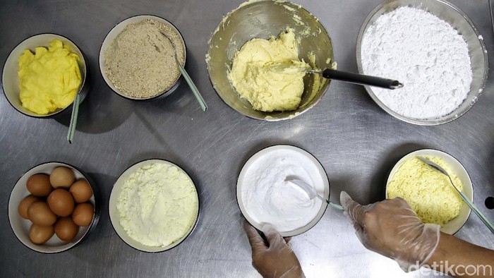Mengintip Proses Pembuatan Aneka Kue Lebaran di Jakarta Utara