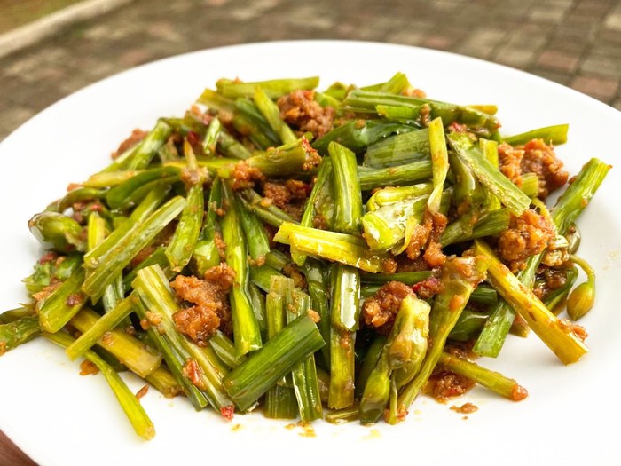 Lesehan Makan Ayam Goreng Kampung Bareng Genjer Oncom
