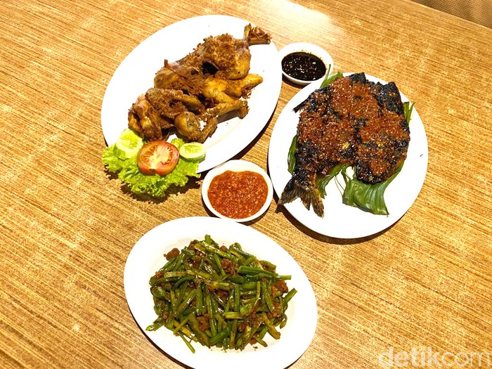 Lesehan Makan Ayam Goreng Kampung Bareng Genjer Oncom