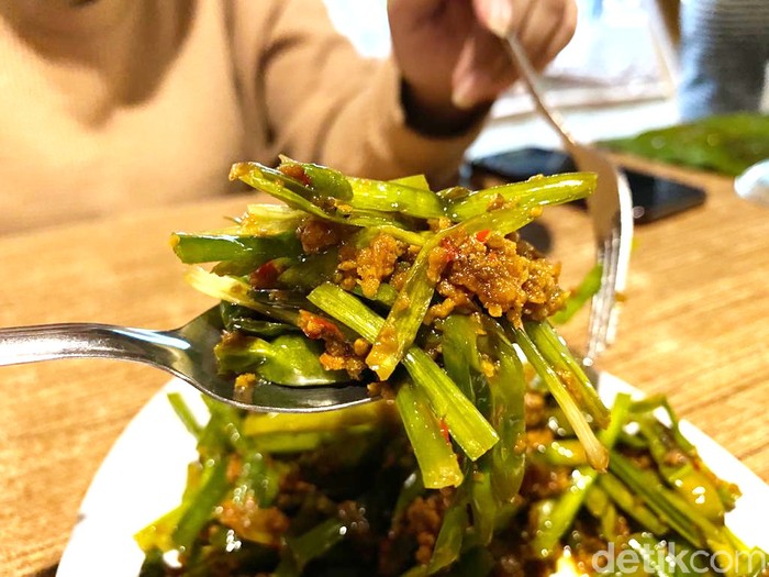 Lesehan Makan Ayam Goreng Kampung Bareng Genjer Oncom