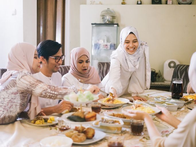 Adab Islam saat Bertamu dan Menjamu Makanan di Hari Raya Idul Fitri Adab Islam saat Bertamu dan Menjamu Makanan di Hari Raya Idul Fitri