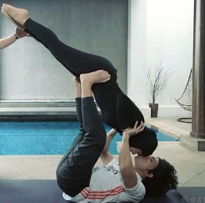 Aurel-Atta Belajar Yoga Kamasutra, Kaya Apa Sih Gerakannya?
