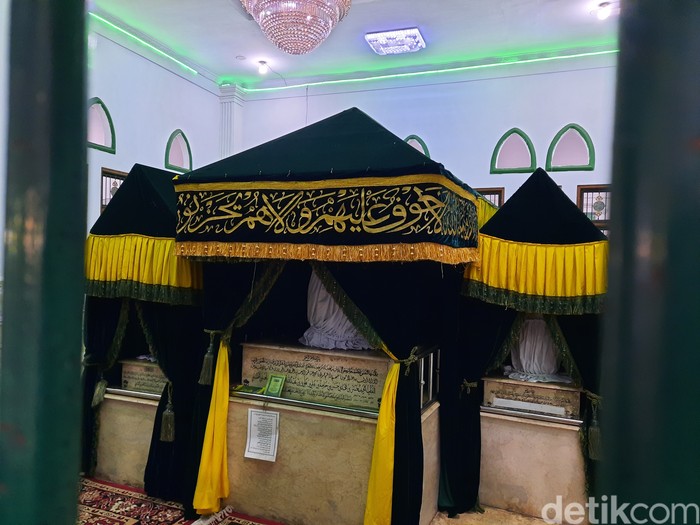 Suasana di Makam Mbah Priok Saat Lebaran Hari Pertama