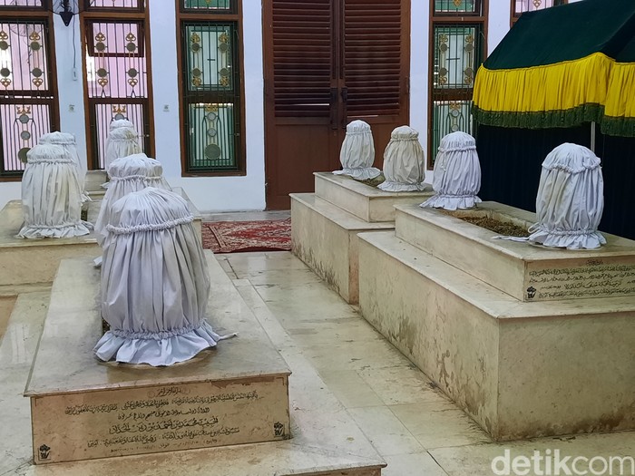 Suasana di Makam Mbah Priok Saat Lebaran Hari Pertama