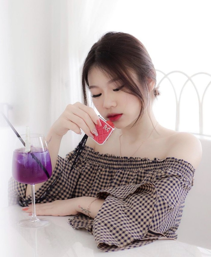 Cantiknya Selebgram Vey Ruby Jane Saat Minum Boba
