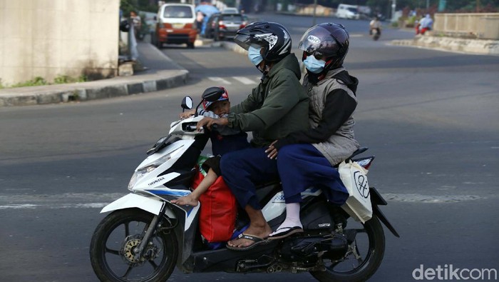 Bahaya! Aksi Pemudik Boceng Anak Tanpa Helm