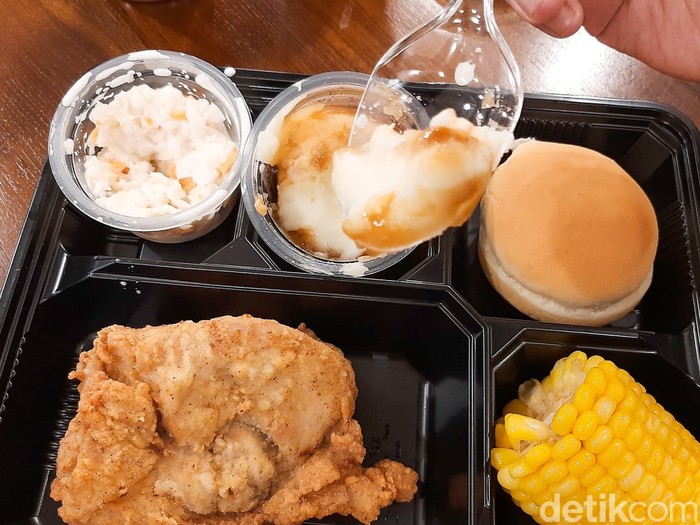 Cicip Menu Pertama KFC Indonesia, Ada Ayam Original hingga Dinner Roll