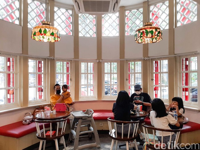 Cicip Menu Pertama KFC Indonesia, Ada Ayam Original hingga Dinner Roll