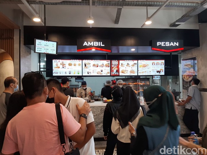 Cicip Menu Pertama KFC Indonesia, Ada Ayam Original hingga Dinner Roll