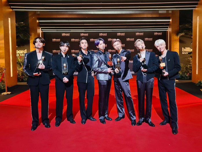 Terima Kasih ARMY! BTS Pamer Piala Billboard Music Awards 2021