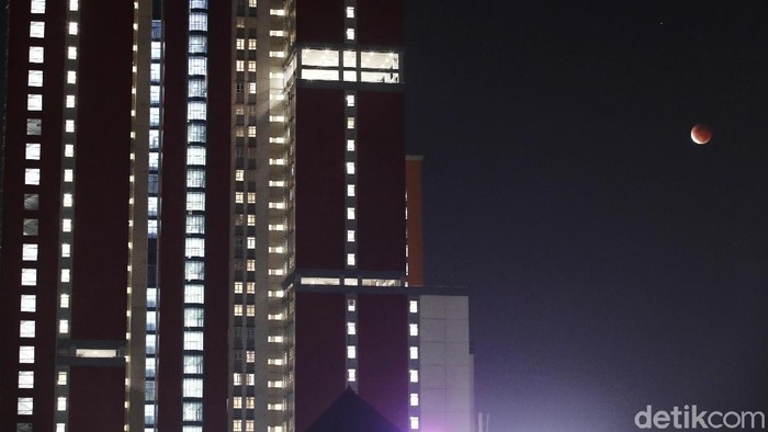 Cakrawala Gerhana Bulan Pada Simbol Ikonik Jakarta