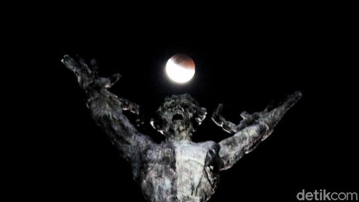 Cakrawala Gerhana Bulan Pada Simbol Ikonik Jakarta