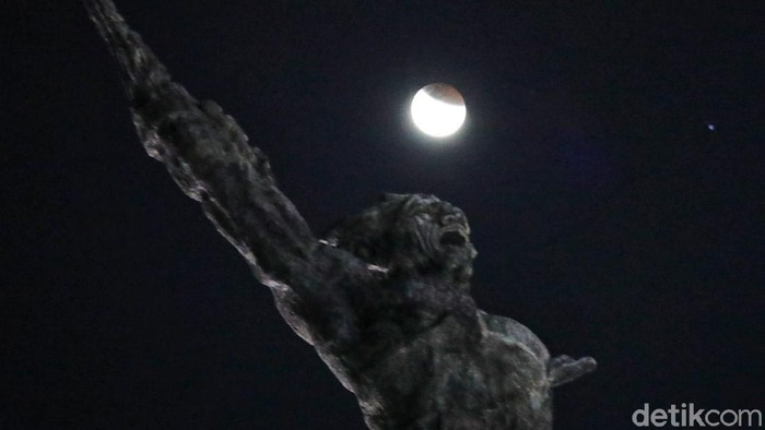 Cakrawala Gerhana Bulan Pada Simbol Ikonik Jakarta