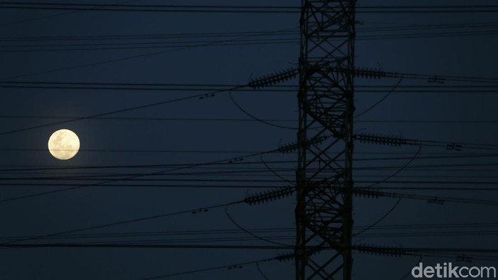 Melihat Keindahan Bulan Saat Sore di Langit Jakarta