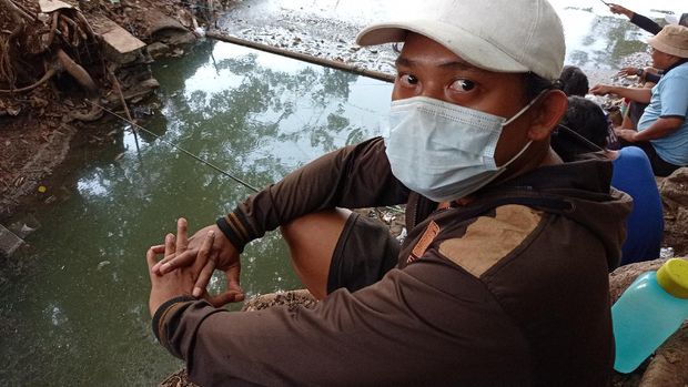 Saksi Mata Cerita Detik-detik Pesawat Latih Jatuh di Danau Cibubur Saksi Mata Cerita Detik-detik Pesawat Latih Jatuh di Danau Cibubur