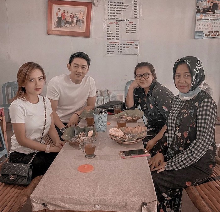 Resmi Menikah, Ini Momen Ifan 'Seventeen' dan Citra Monica saat Makan ...