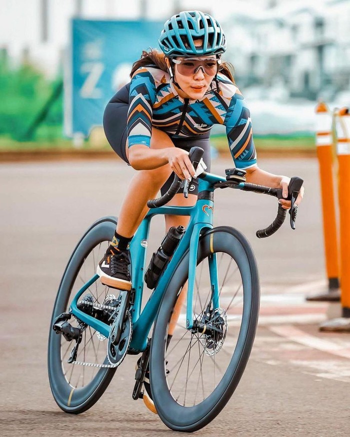 Deretan Artis Cantik Indonesia dengan Road Bike