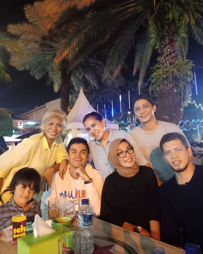 Gaya Keren Bryan McKenzie saat Makan Fish and Chips hingga Pizza