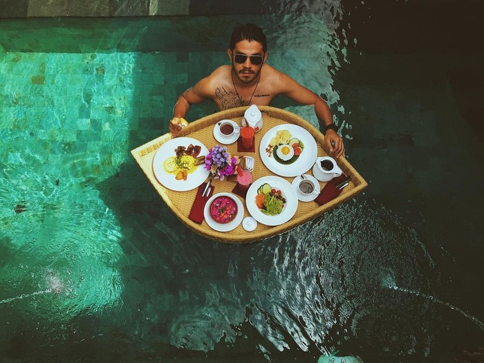 Gaya Keren Bryan McKenzie saat Makan Fish and Chips hingga Pizza