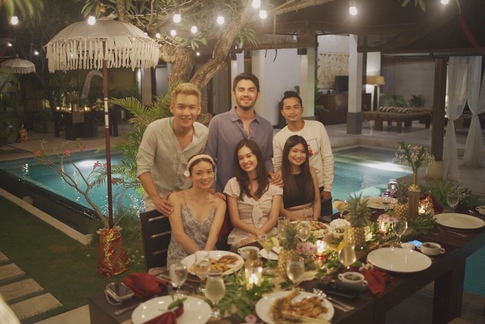 Gaya Keren Bryan McKenzie saat Makan Fish and Chips hingga Pizza