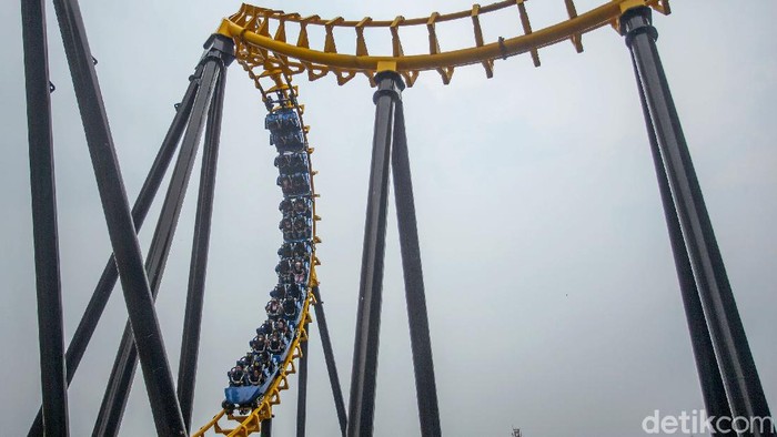Uji Adrenalin Menjajal Boomerang Hyper Coaster di Trans Studio Cibubur