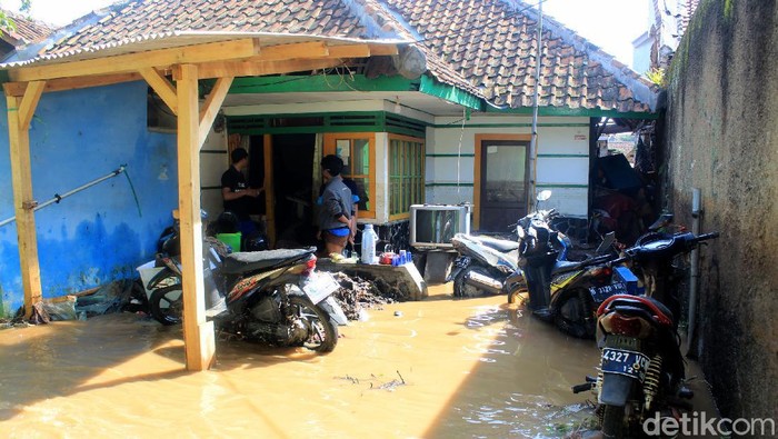 Ratusan Rumah Terdampak Tanggul Jebol di Bandung