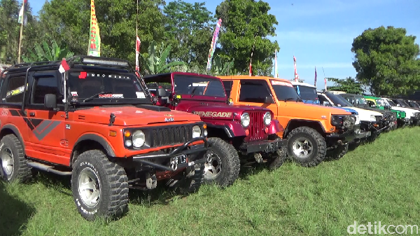 Foto: Naik Mobil Offroad Taklukkan Lereng Gunung Semeru