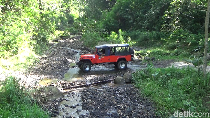 Foto: Naik Mobil Offroad Taklukkan Lereng Gunung Semeru