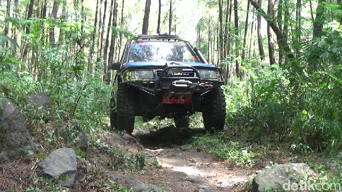 Foto: Naik Mobil Offroad Taklukkan Lereng Gunung Semeru
