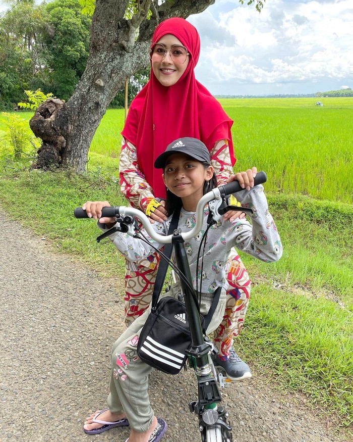 Meisya, Putri Cantik Kiwil yang Hobi Ngemil dan Makan Enak