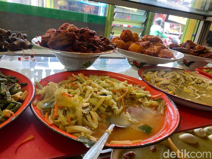 Ada 50 Lauk Lebih di Warteg Murah dan Enak yang Satu Ini
